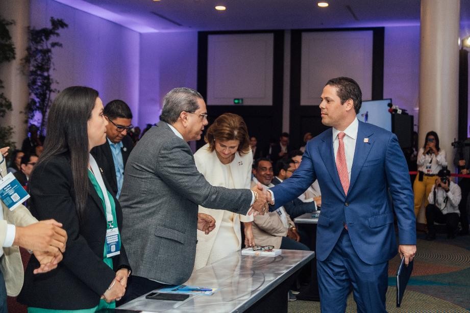 Ministro Paredes destaca Plan Progreso y Fondo Solidario en foro en ...