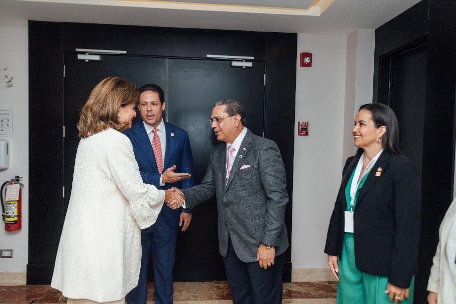 Ministro Paredes destaca Plan Progreso y Fondo Solidario en foro en ...